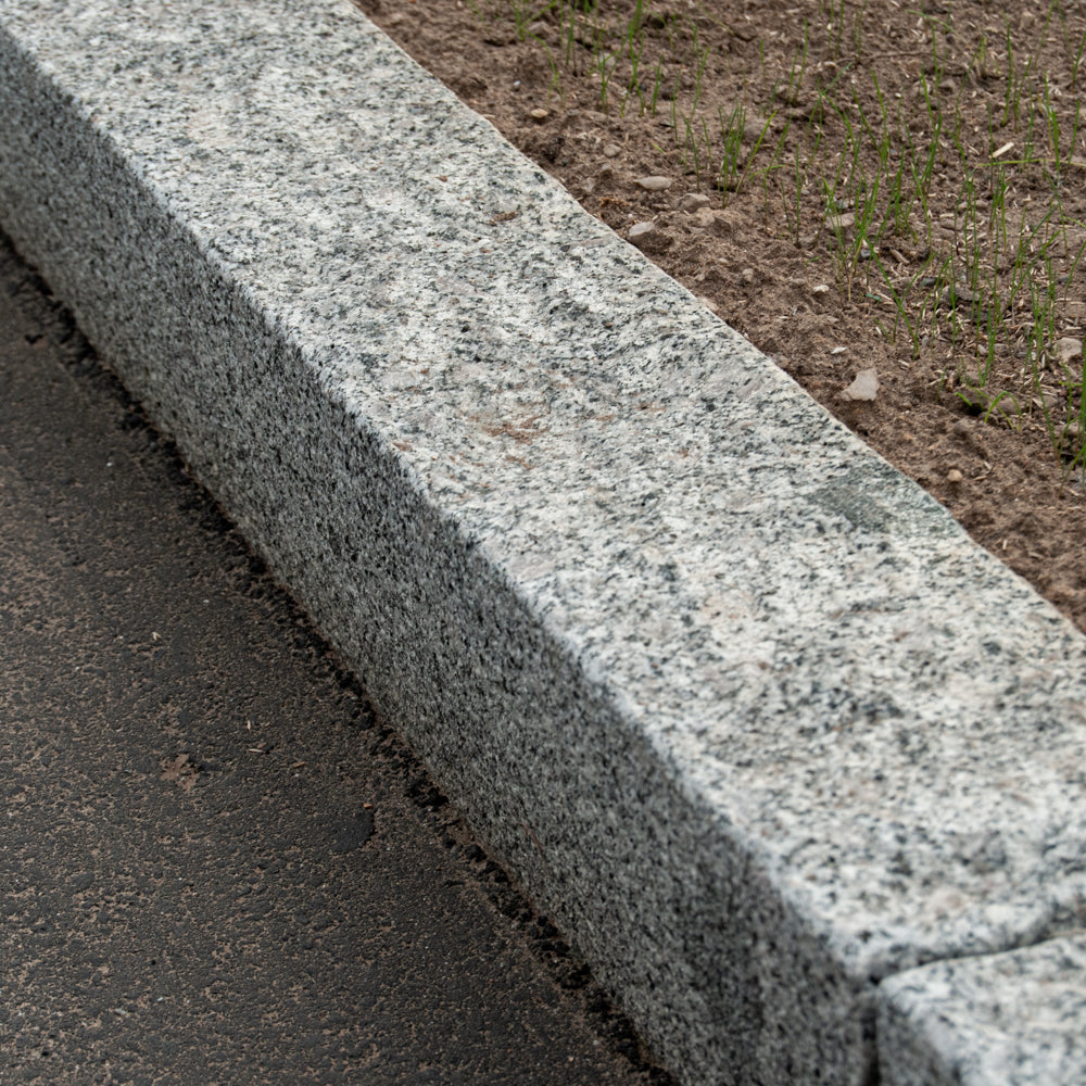 Kantsten med stokhugget front og kløvet top – Bent Vangsøe Natursten A/S